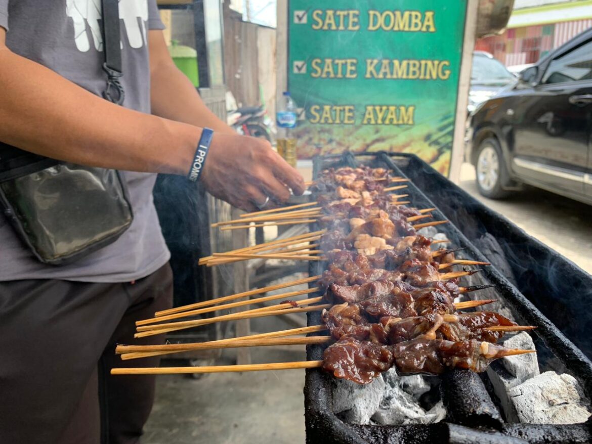 Satu satunya di Palu, Daging Sate Domba Irma Indriyani Empuk dan Pecah di Mulut - Soal Palu