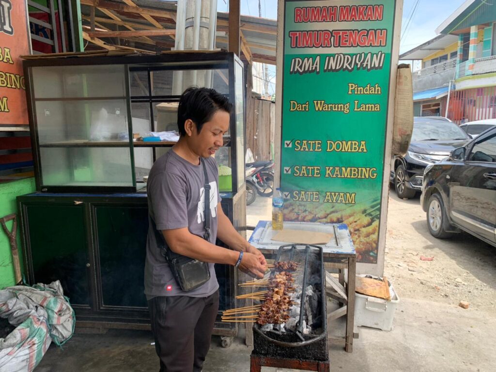 Satu satunya di Palu, Daging Sate Domba Irma Indriyani Empuk dan Pecah di Mulut - Soal Palu